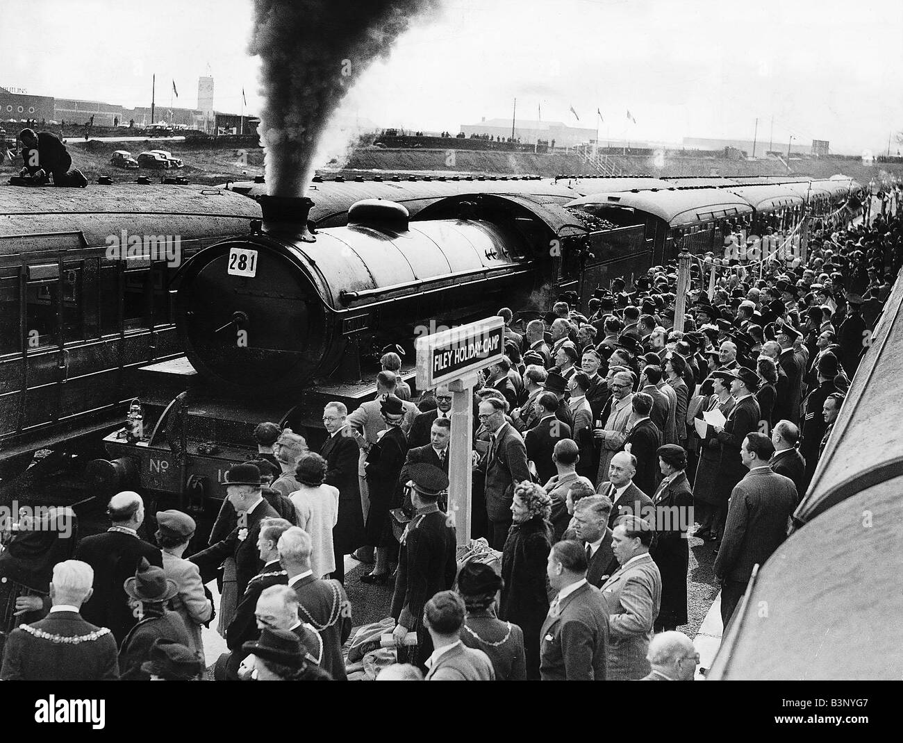 Holidaymakers gather to launch Filey holiday camp 1947 train service ...