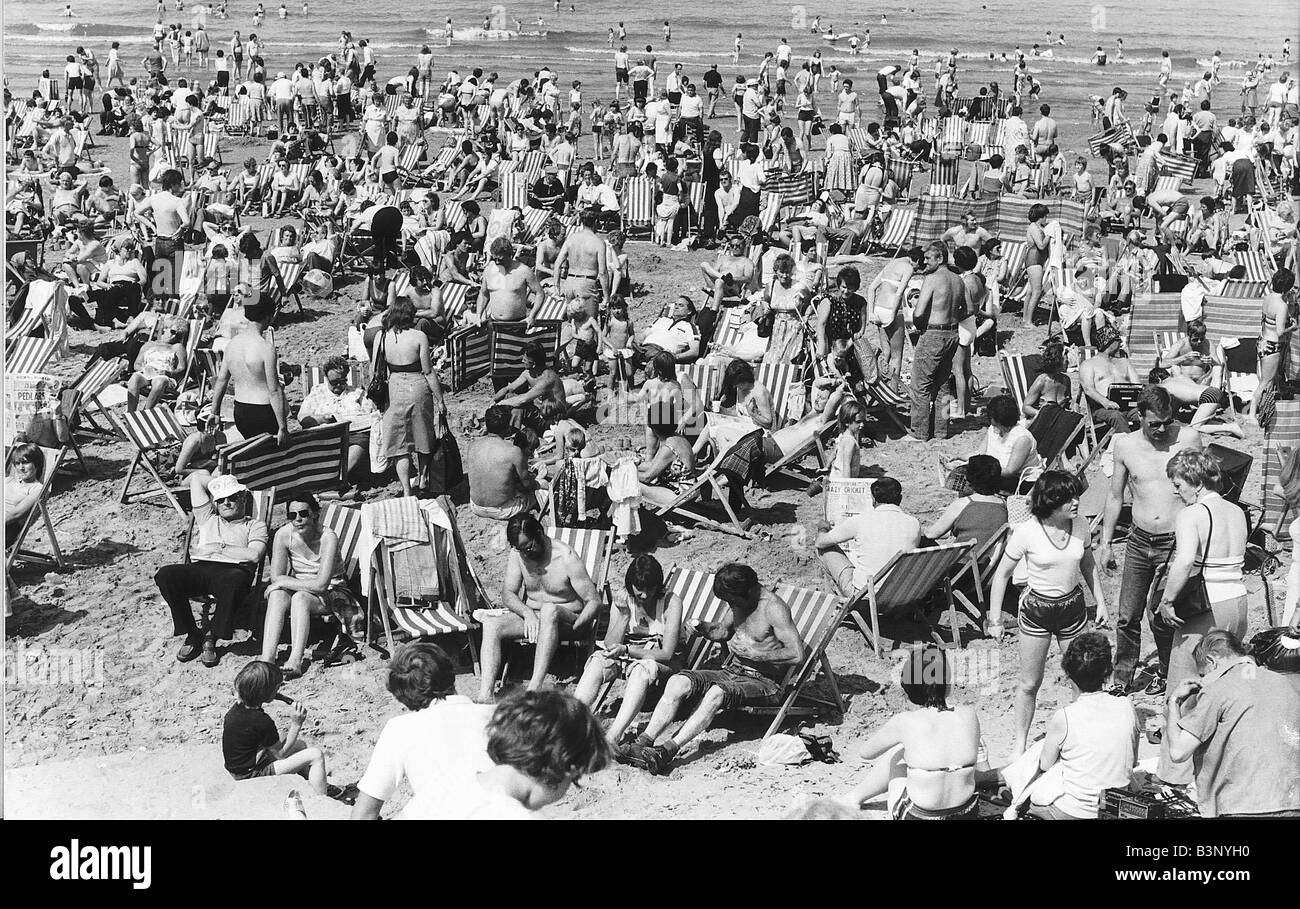 Blackpool Beach crowds of people pack the beach on a sunny day August ...