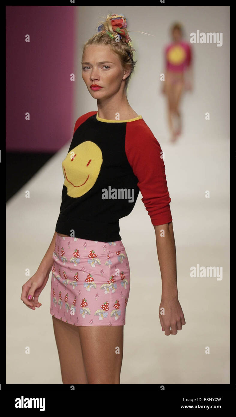 Fashion show london 2003 hi-res stock photography and images - Alamy