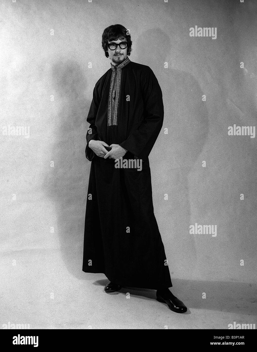 Jonathan King poses in the Daily Mirror Studio for fashion pictures ...