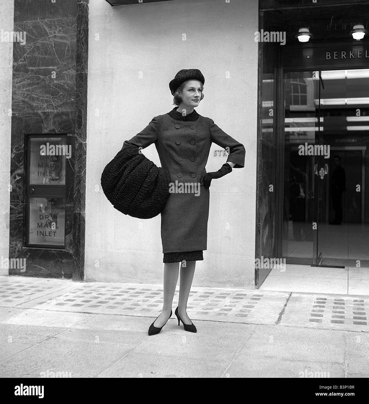 Norman Hartnell autumn collection July 1962 Sally Jamieson wearing a ...
