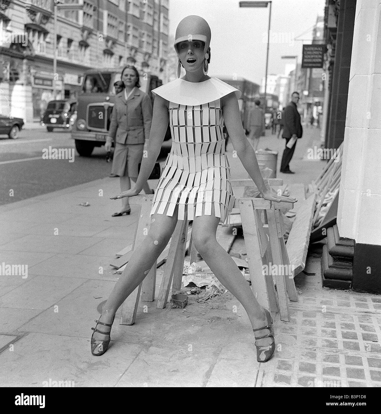 Fashion Medway Bagagerie May 1966 model Kari Ann Moller models clothes ...