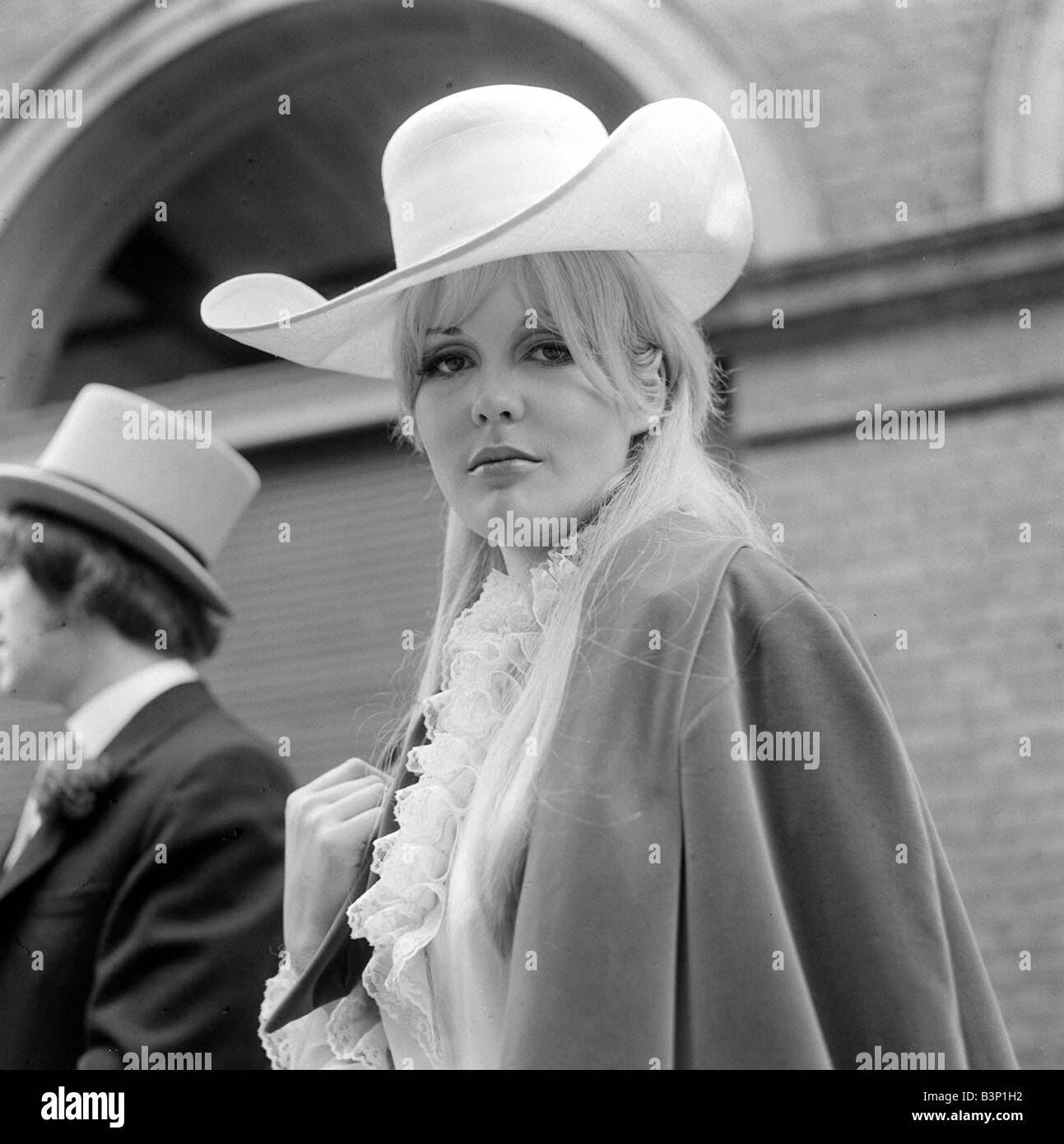 Royal ascot fashion 1960s hi-res stock photography and images - Alamy