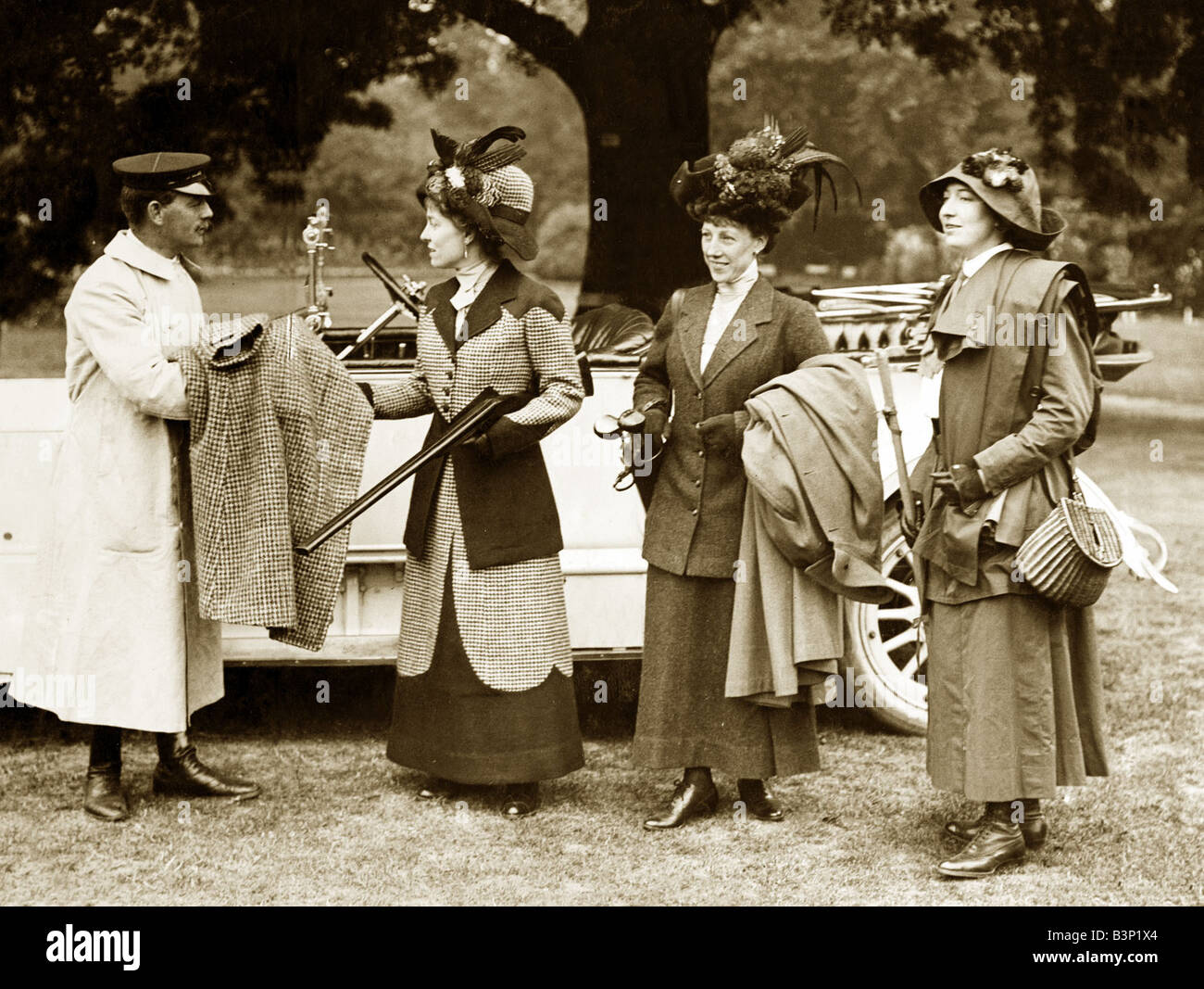 Edwardian society ladies as mannequinns at the Fair of British Fashion ...