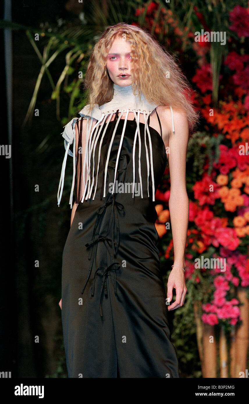 Jodie Kidd Model September 1998 At London Fashion week on catwalk ...