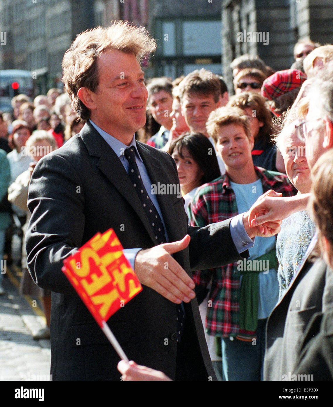 Tony blair 1997 crowds hi-res stock photography and images - Alamy