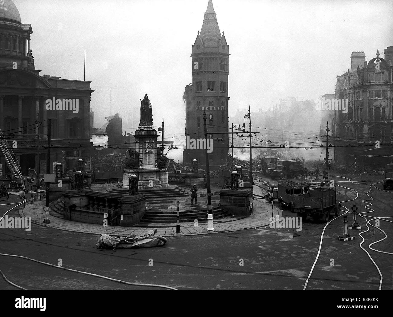 WW2 Air Raids Hull WW2 Bomb damage in Hull city centre after an air ...
