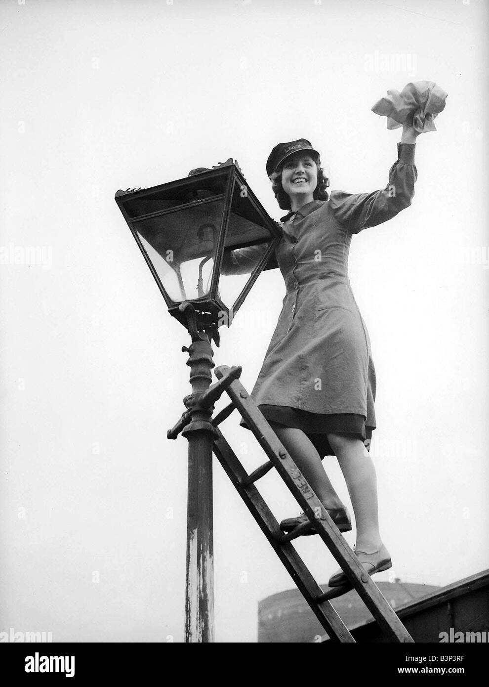 World war two war effort ww2 women working employment occupations hi ...