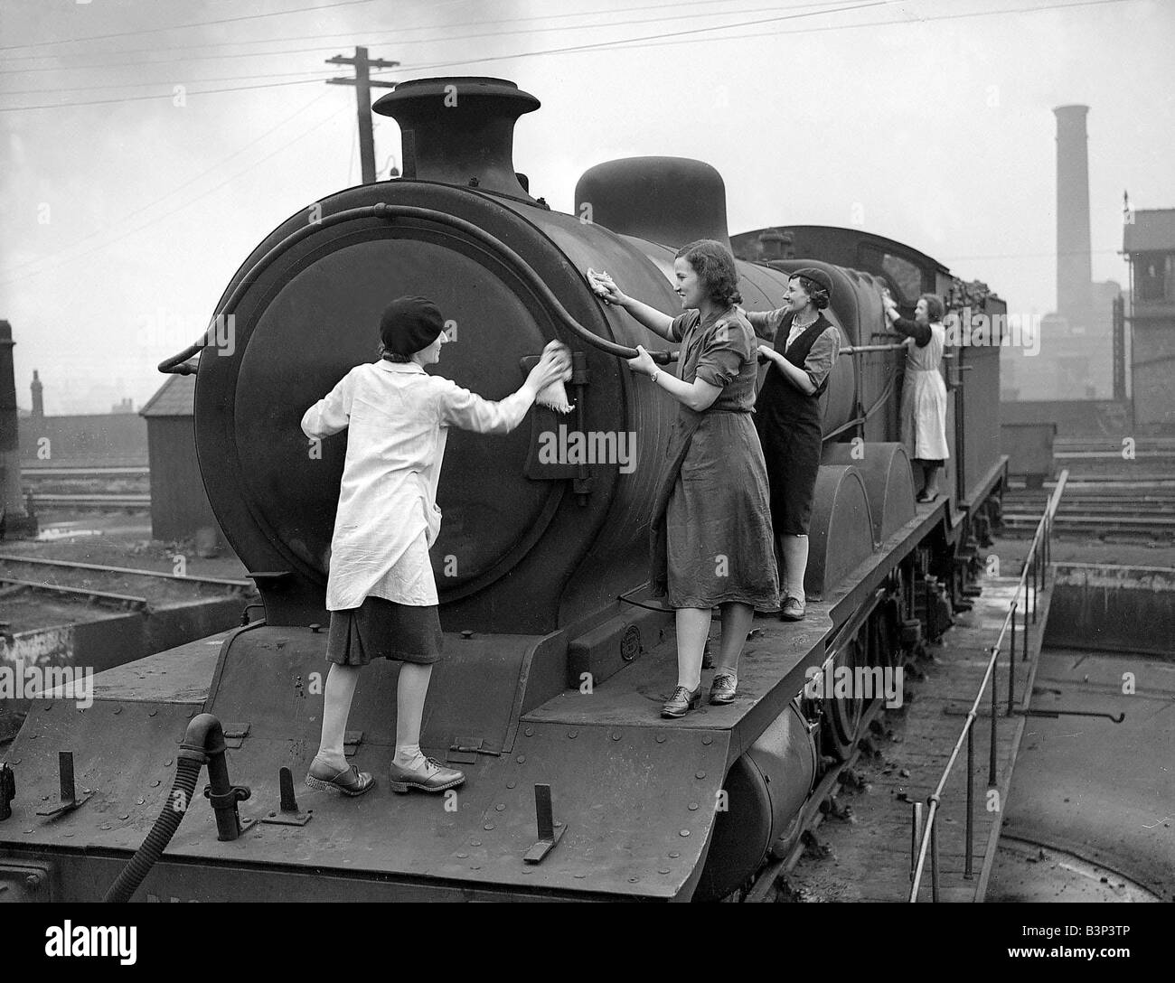 Women Engine Cleaners during WW2 1941 Women doing mens jobs during the ...