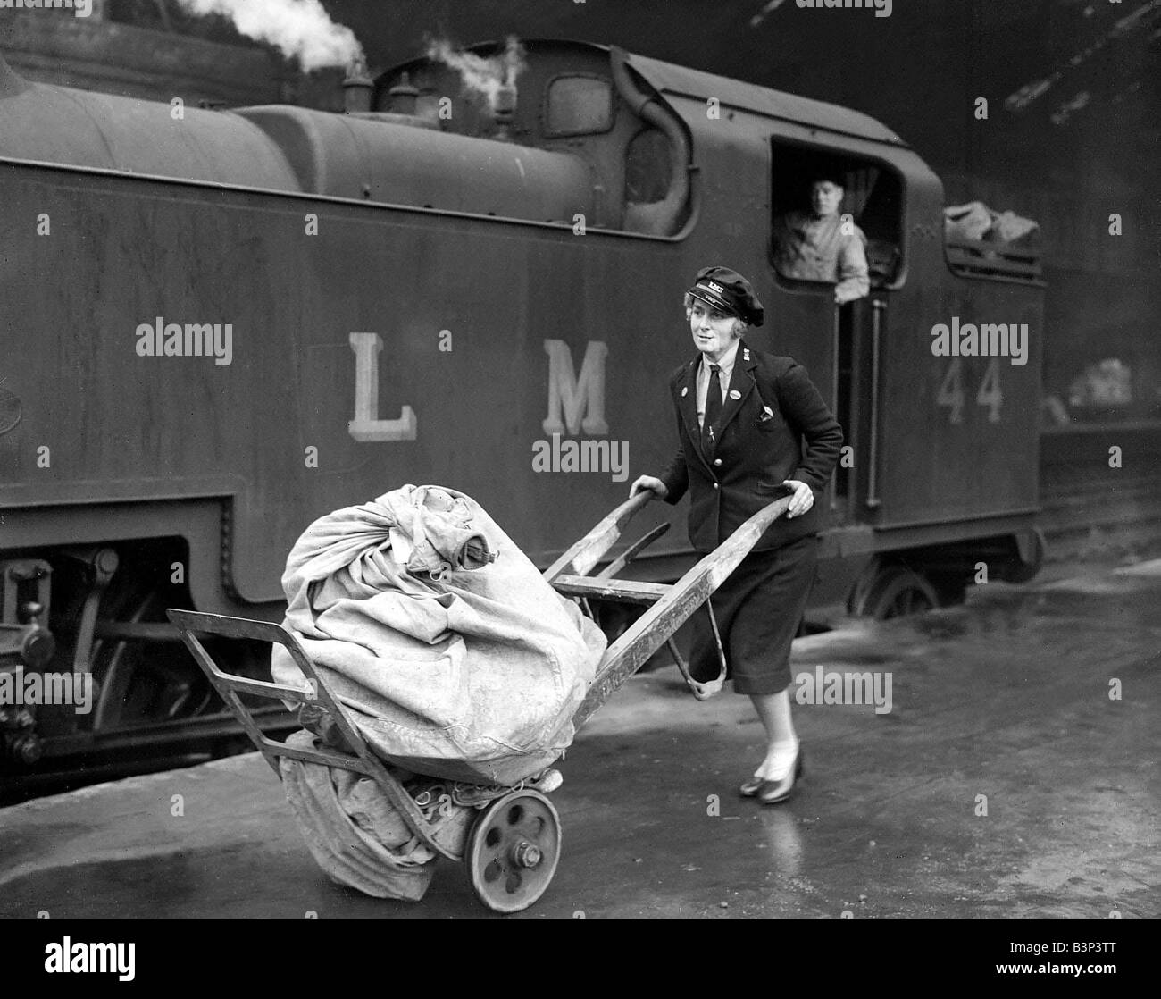 Woman Railway Porter during WW2 1941 Women doing mens jobs during the ...