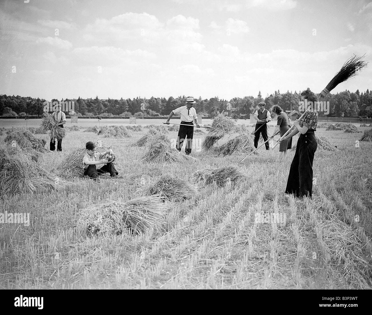 Women ww2 farm hi-res stock photography and images - Alamy