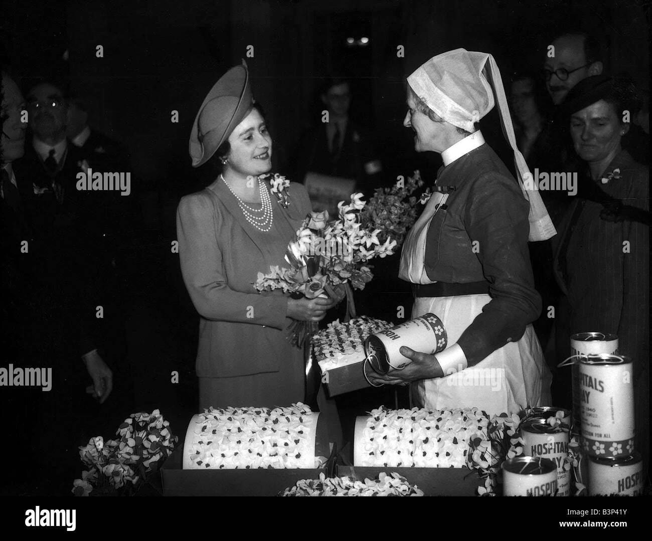WW2 Queen Elizabeth 1941 Queen Elizabeth talking with a Hospital Days ...