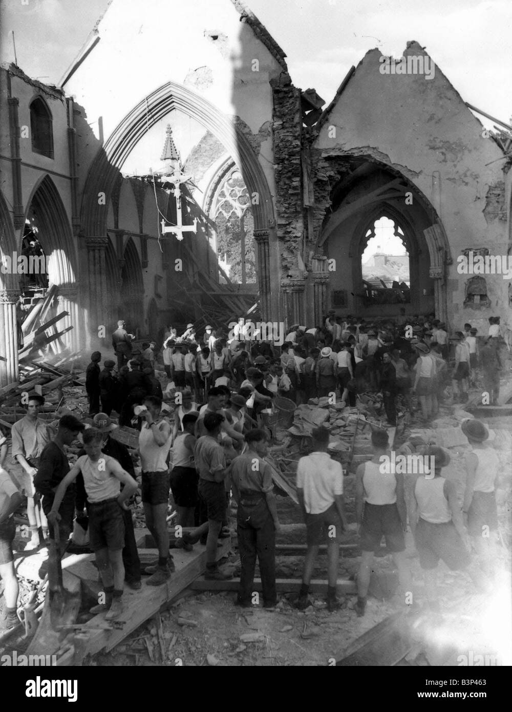 WW2 Air Raid Damage June 1943 Raid damage at Yarmouth Rescue workers ...