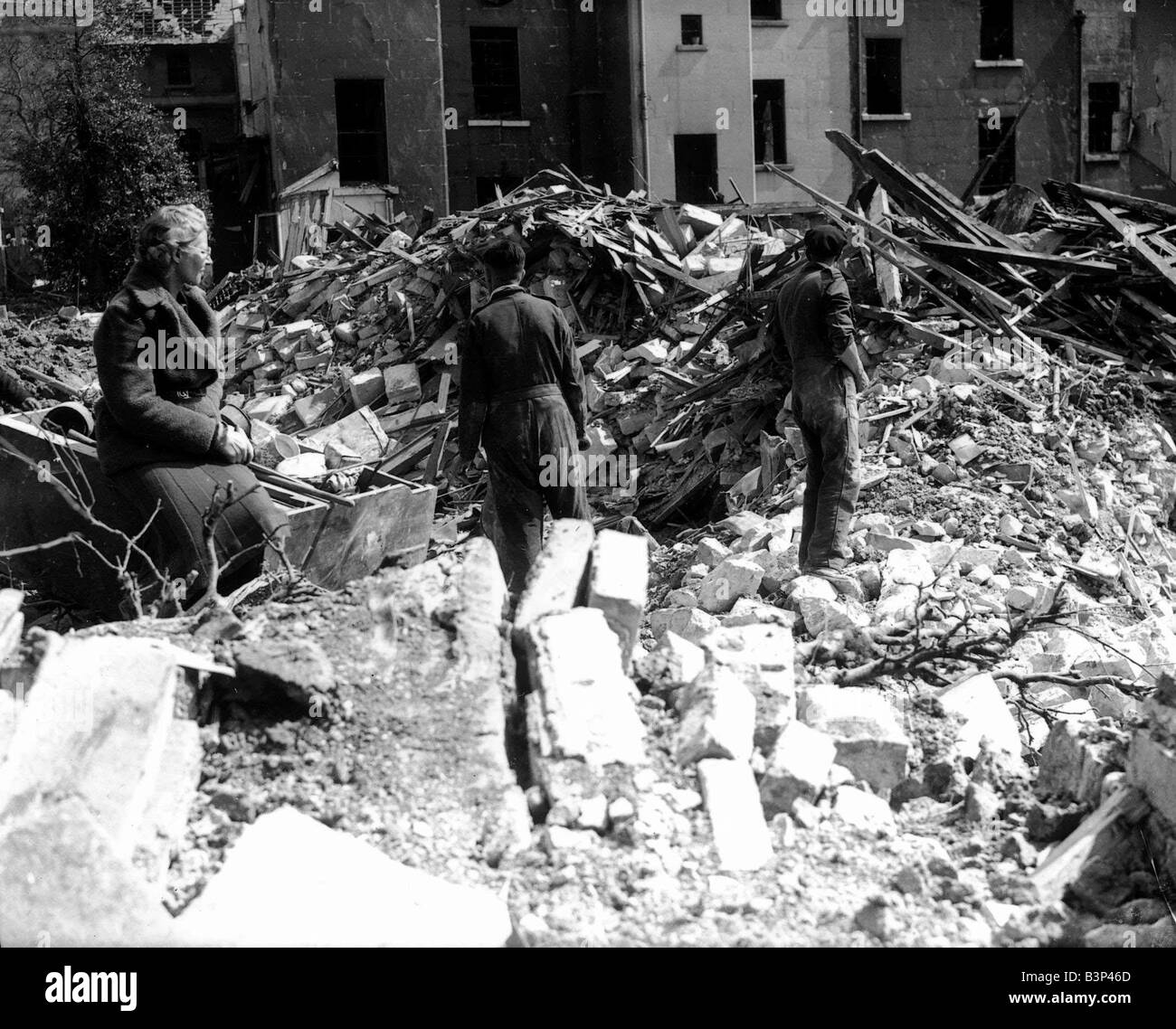 WW2 Air Raid Damage Bath Bomb damage at Bath people survey the damage ...