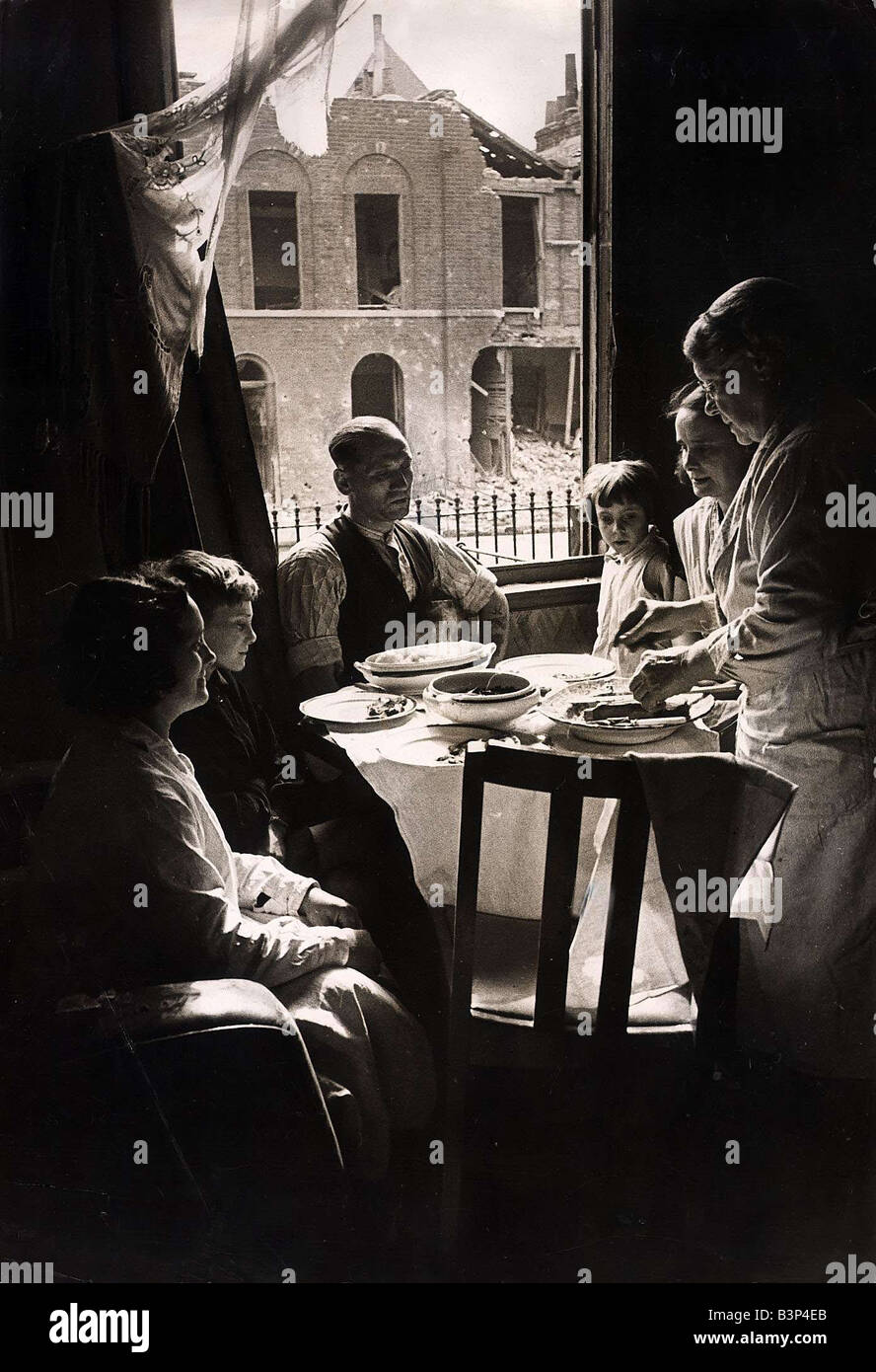 World war two family eating dinner hi-res stock photography and images ...