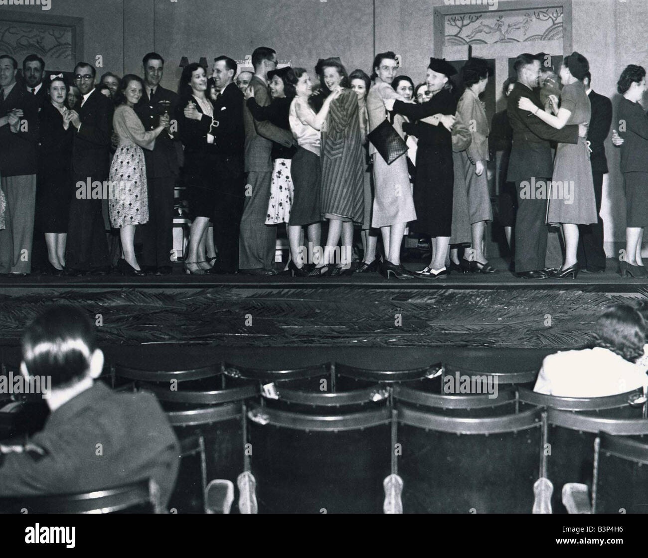 Ww2 women dancing hi-res stock photography and images - Alamy
