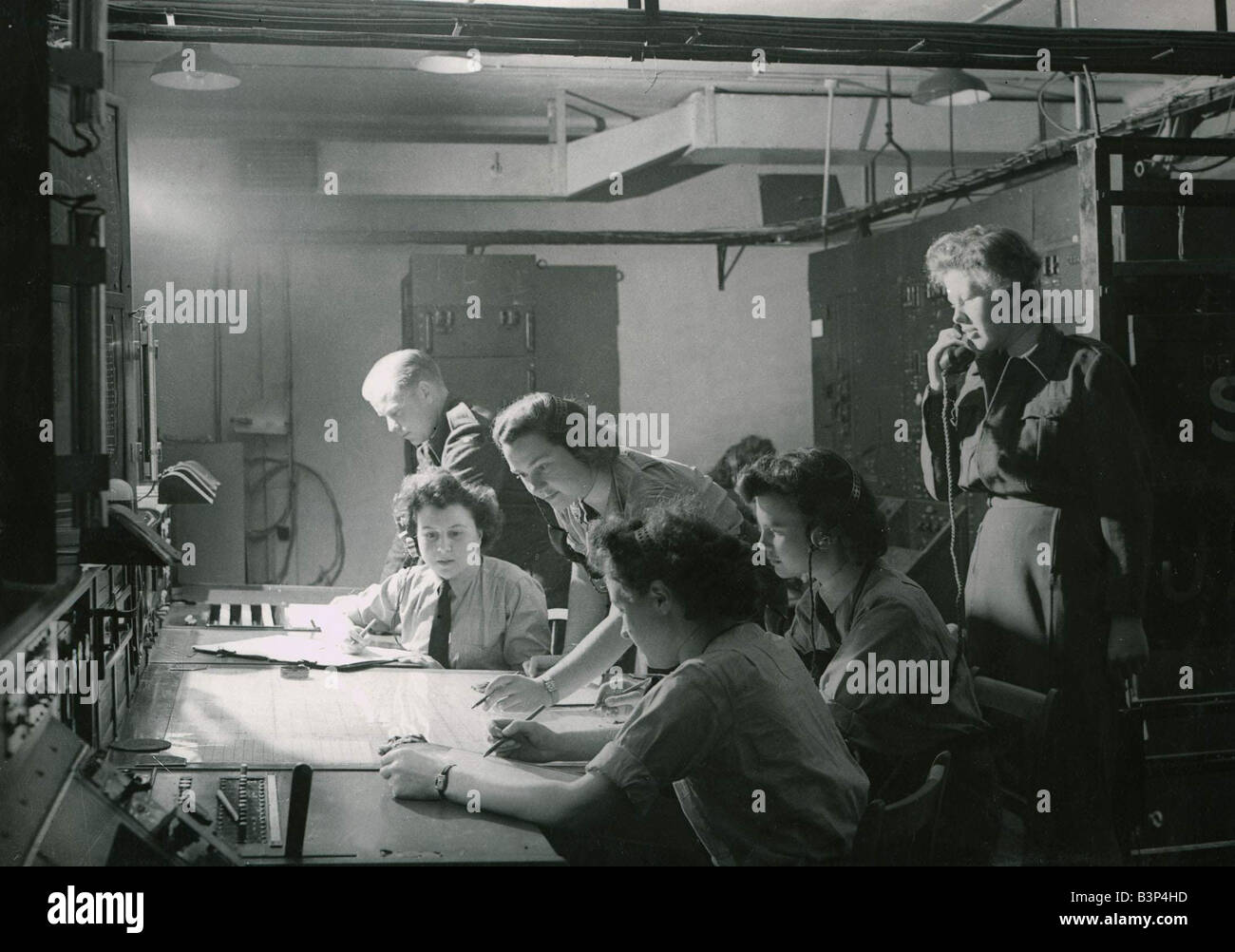 Radar Operators August 1945 WAAF Radar Operator Pictured airwoman ...