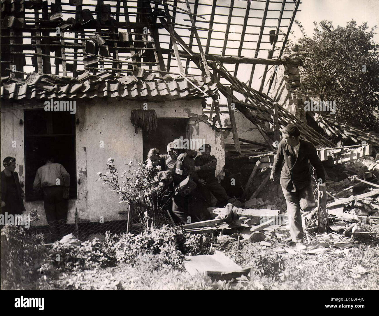 World War II Invasion of France British troops being evacuated under ...