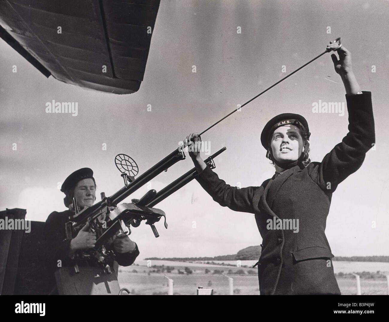 Army Women September 1942 Wren Armourer cleaning anti aircraft gun at ...