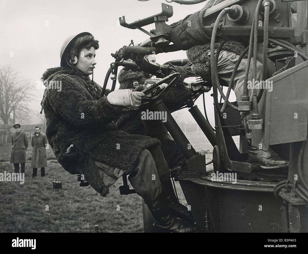 Army Women ATS operator guiding a Searchlight 1940s Soldiers British ...