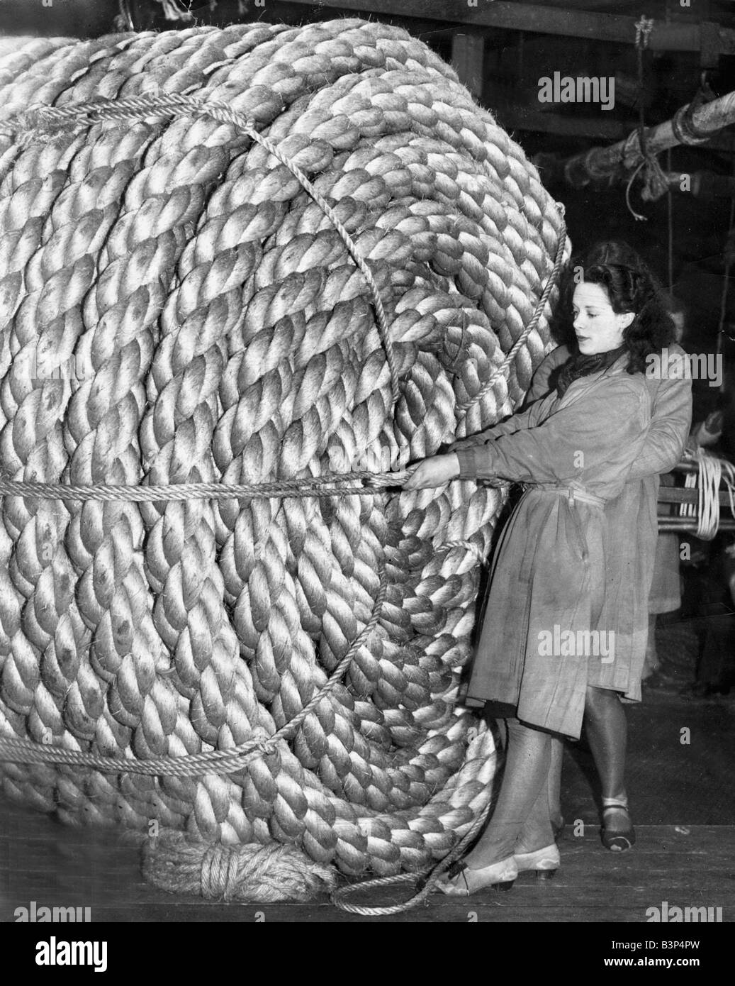 War factory ww2 women hi-res stock photography and images - Alamy