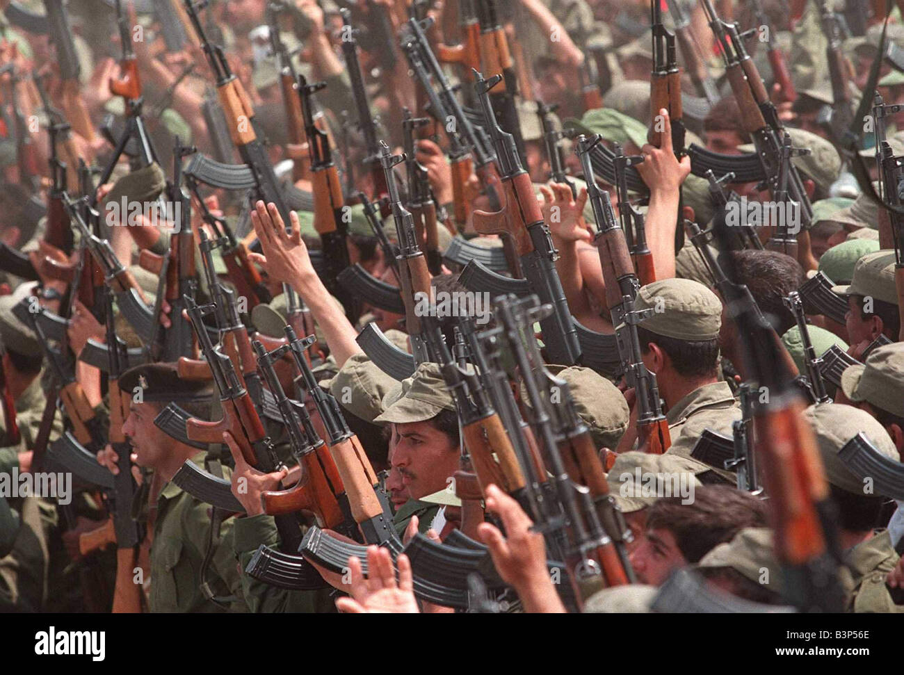 Volunteer Reserve Army in Iraq May 1998 crowds of soldiers with guns ...