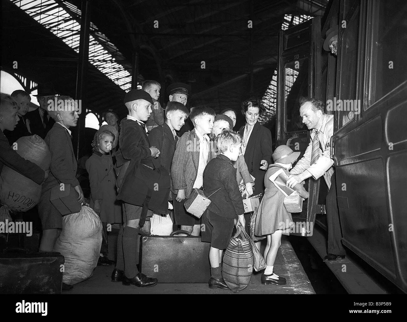World war two evacuation children hi-res stock photography and images ...