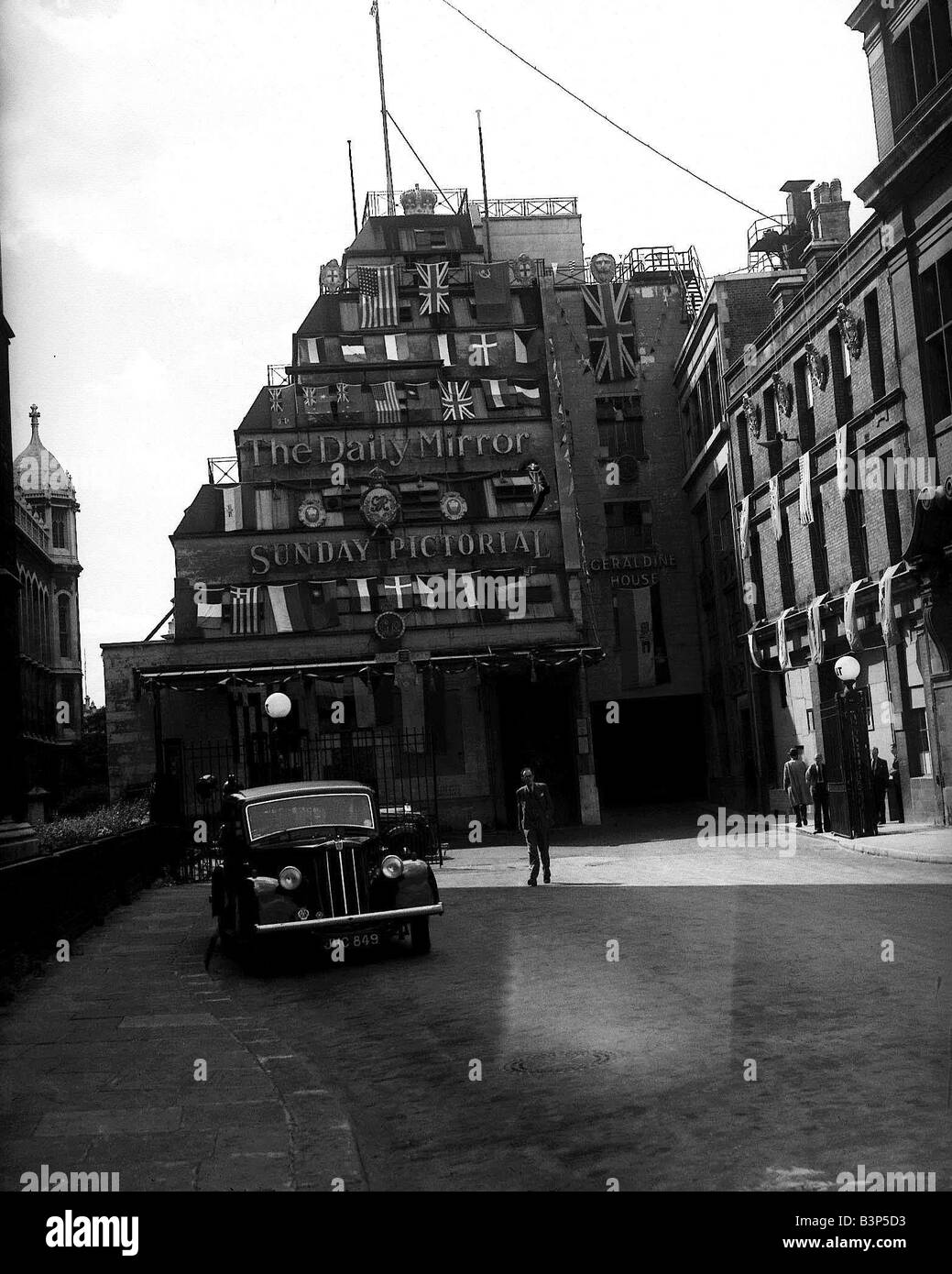 Daily mirror 1945 Black and White Stock Photos & Images - Alamy