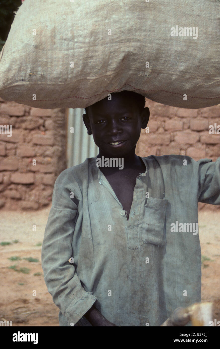 Boy carrying load on head hi-res stock photography and images - Alamy