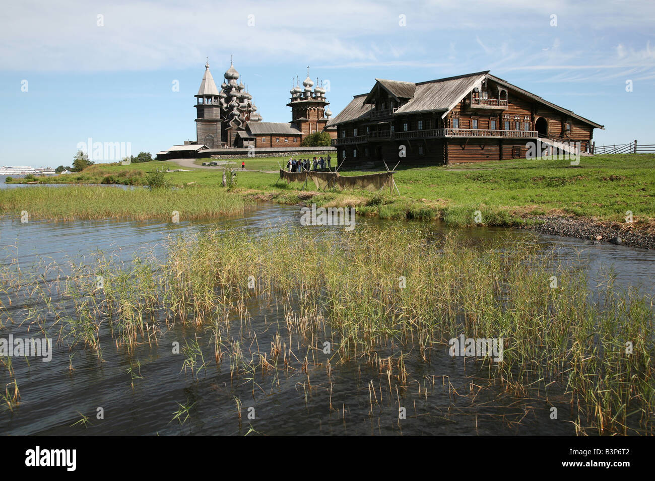 Peasant house of Nestor Oshenev and the Kizhi Pogost on Onega Lake in ...