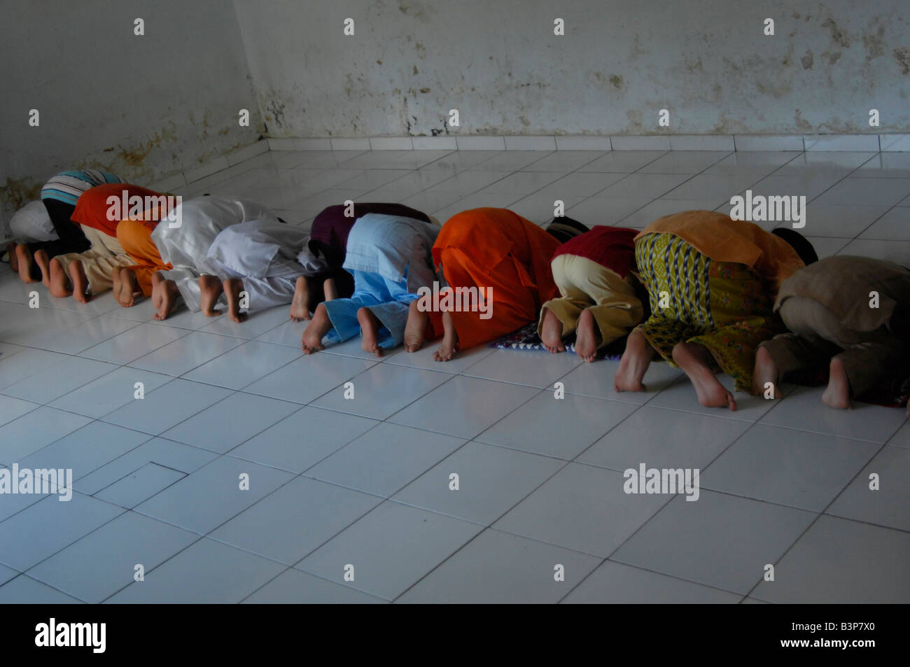 boys praying at the charity sponsored islamic school in slum ...