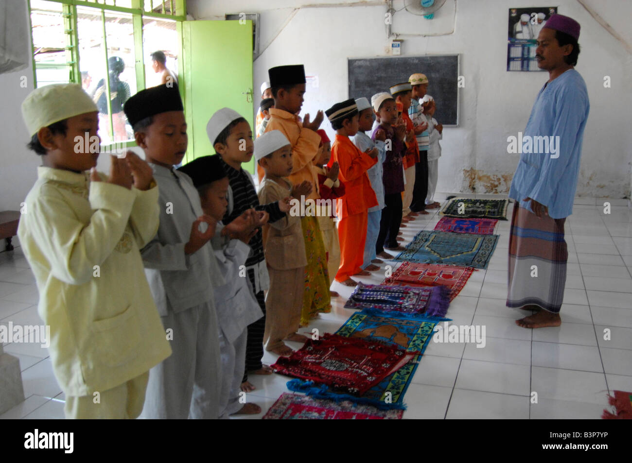boys praying at the charity sponsored islamic school in slum ...