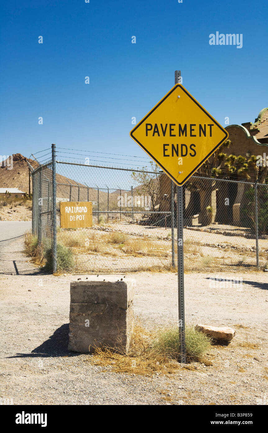 Pavement ends sign hi-res stock photography and images - Alamy