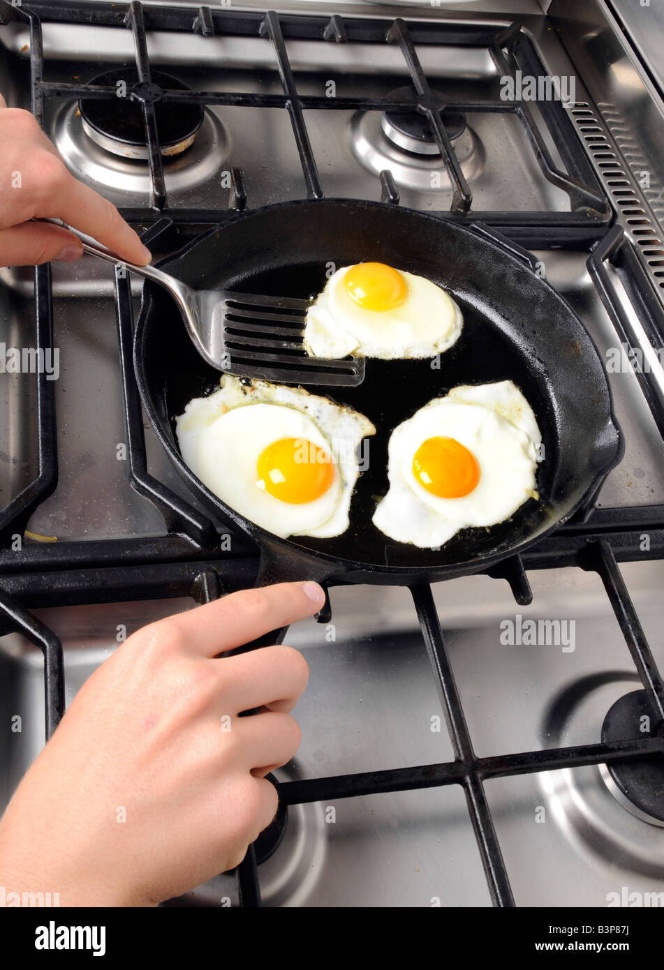 MAN FRYING EGGS Stock Photo - Alamy