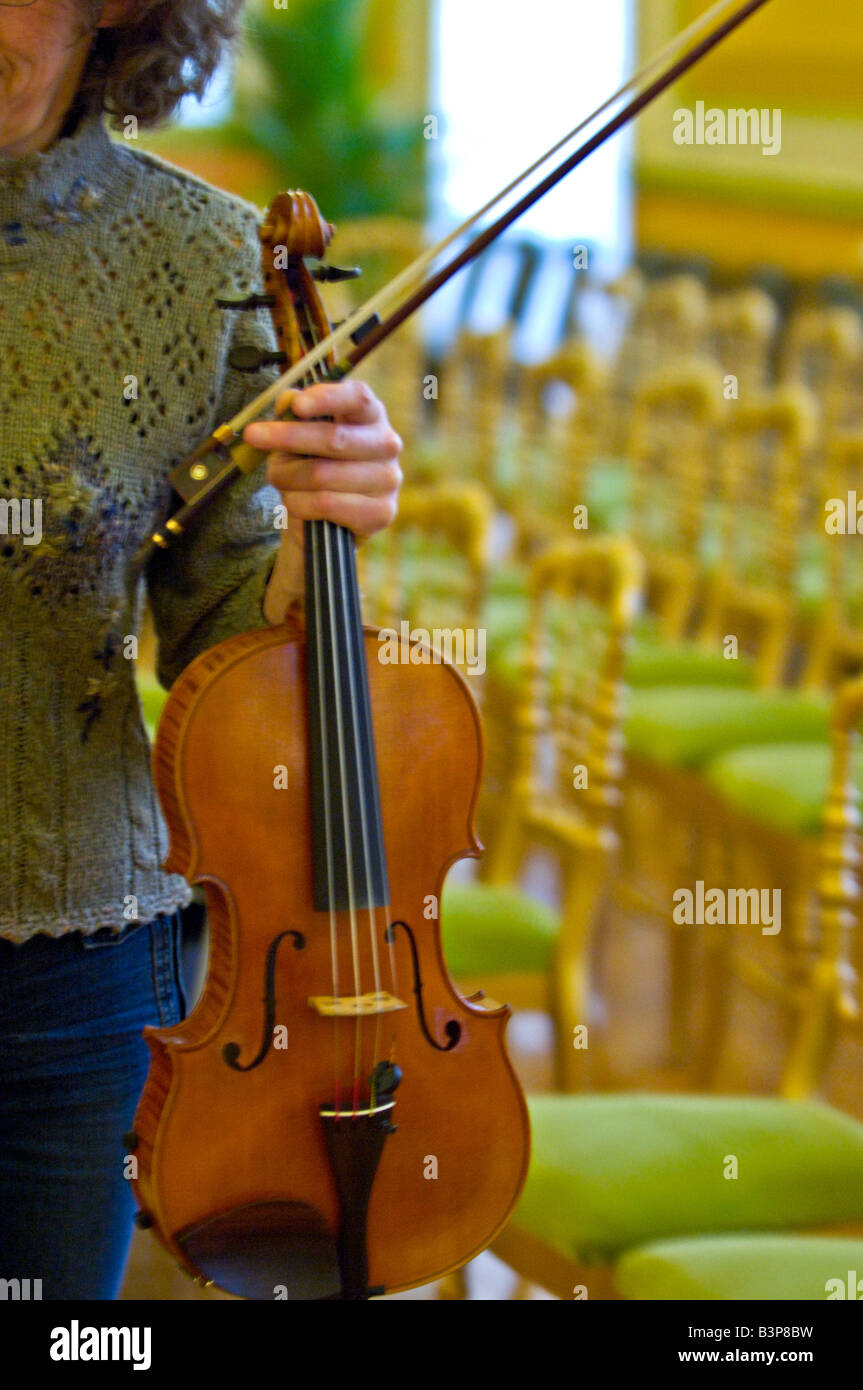 Female violist hi-res stock photography and images - Alamy