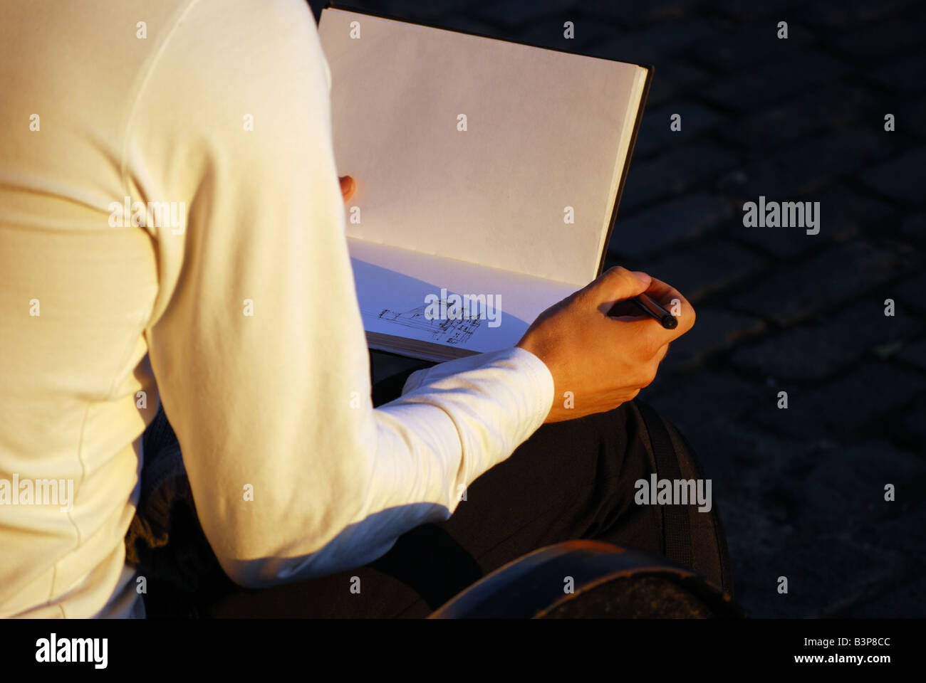 An artist sketching Stock Photo - Alamy