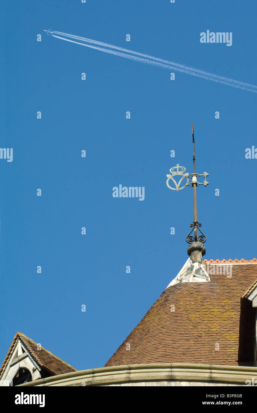 Windsor castle flying royal standard hi-res stock photography and ...