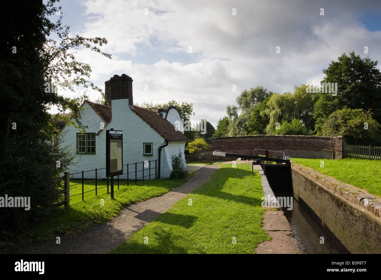 The Barrel Roofed Lock Keeper s Cottage at Lowsonford Stock Photo - Alamy