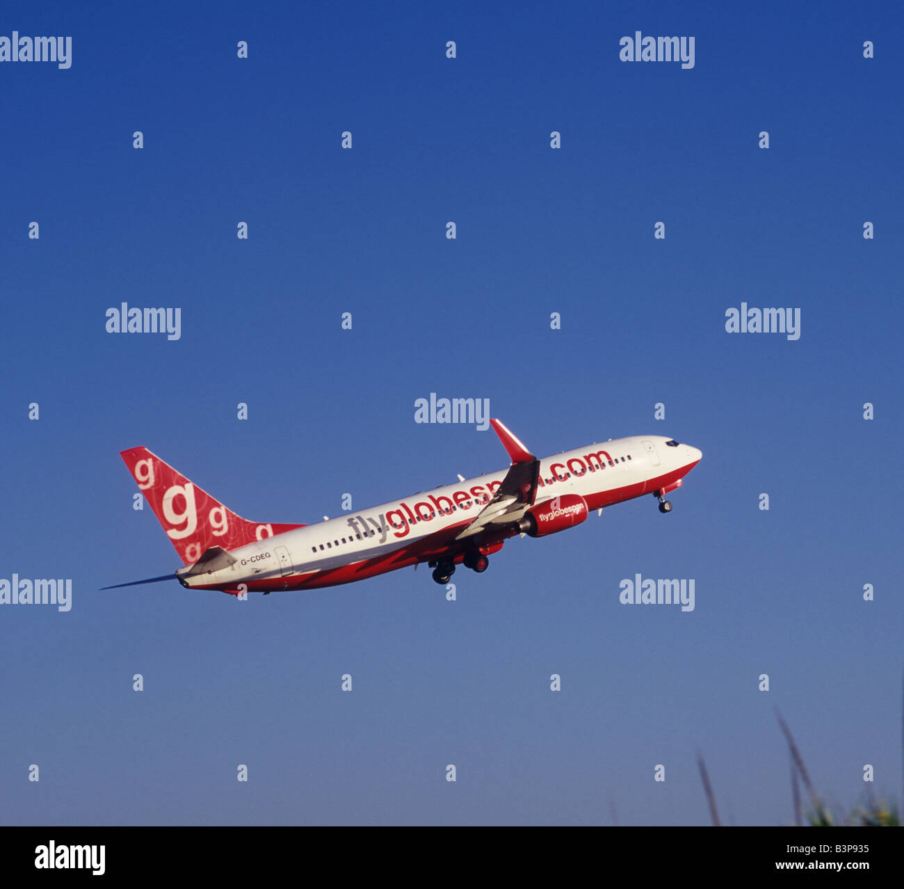Flyglobespan Aircraft ( Reg. G-CDEG, Boeing 737-8BK ) on takeoff from ...