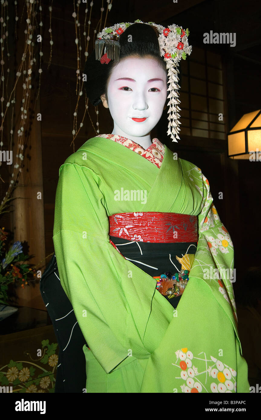 Geisha japan performing hi-res stock photography and images - Alamy