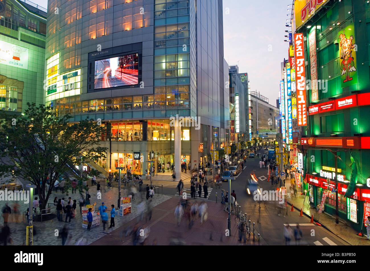 Busy streets shinjuku station tokyo hi-res stock photography and images ...