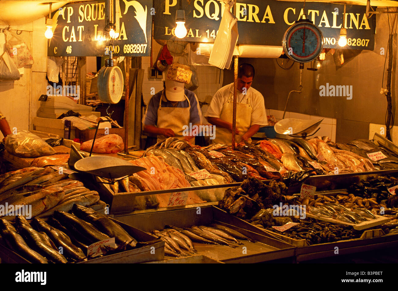 Chile, Santiago. Fish stall, Mercado Central Stock Photo - Alamy