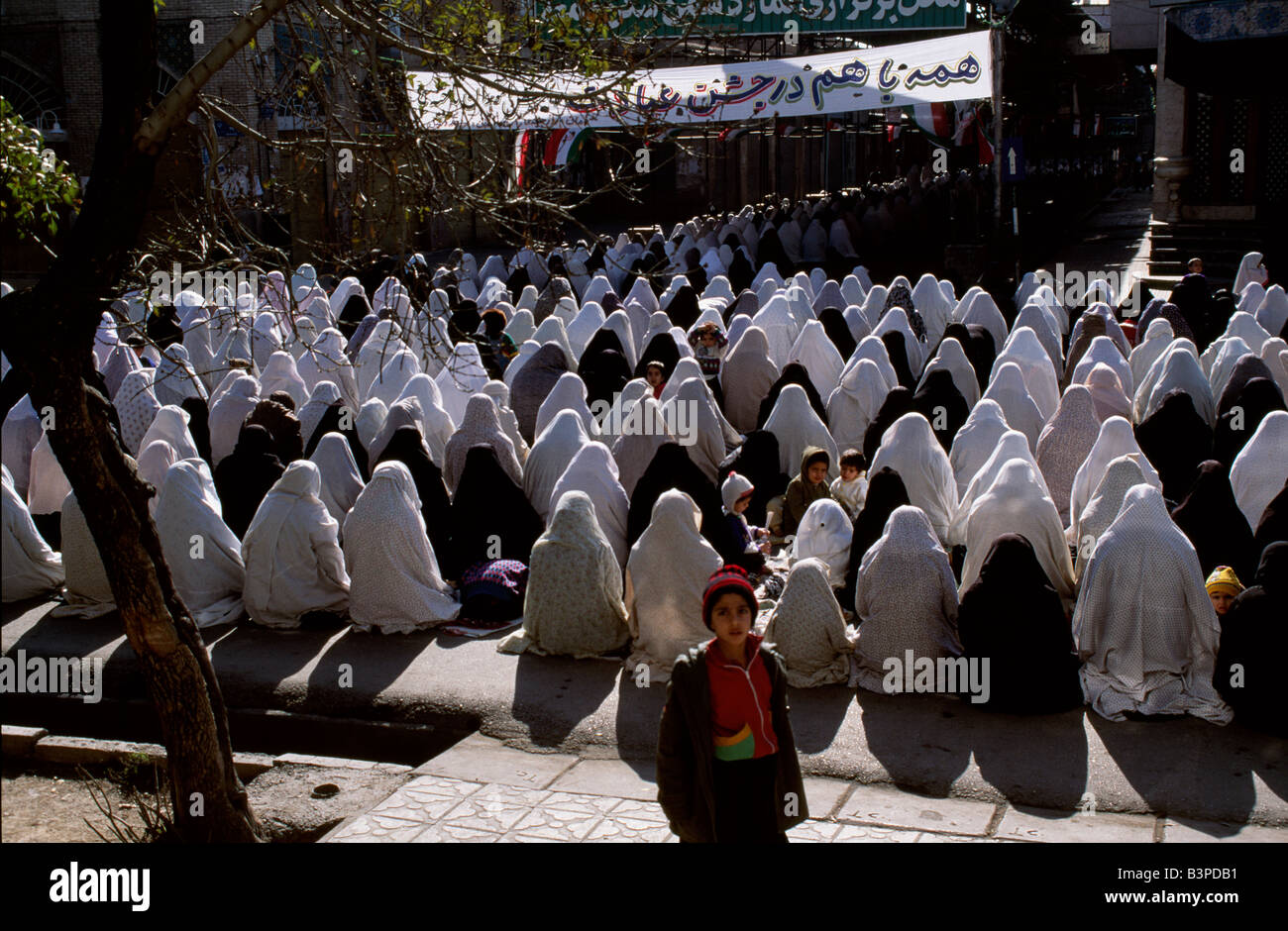 Burka women praying hi-res stock photography and images - Alamy