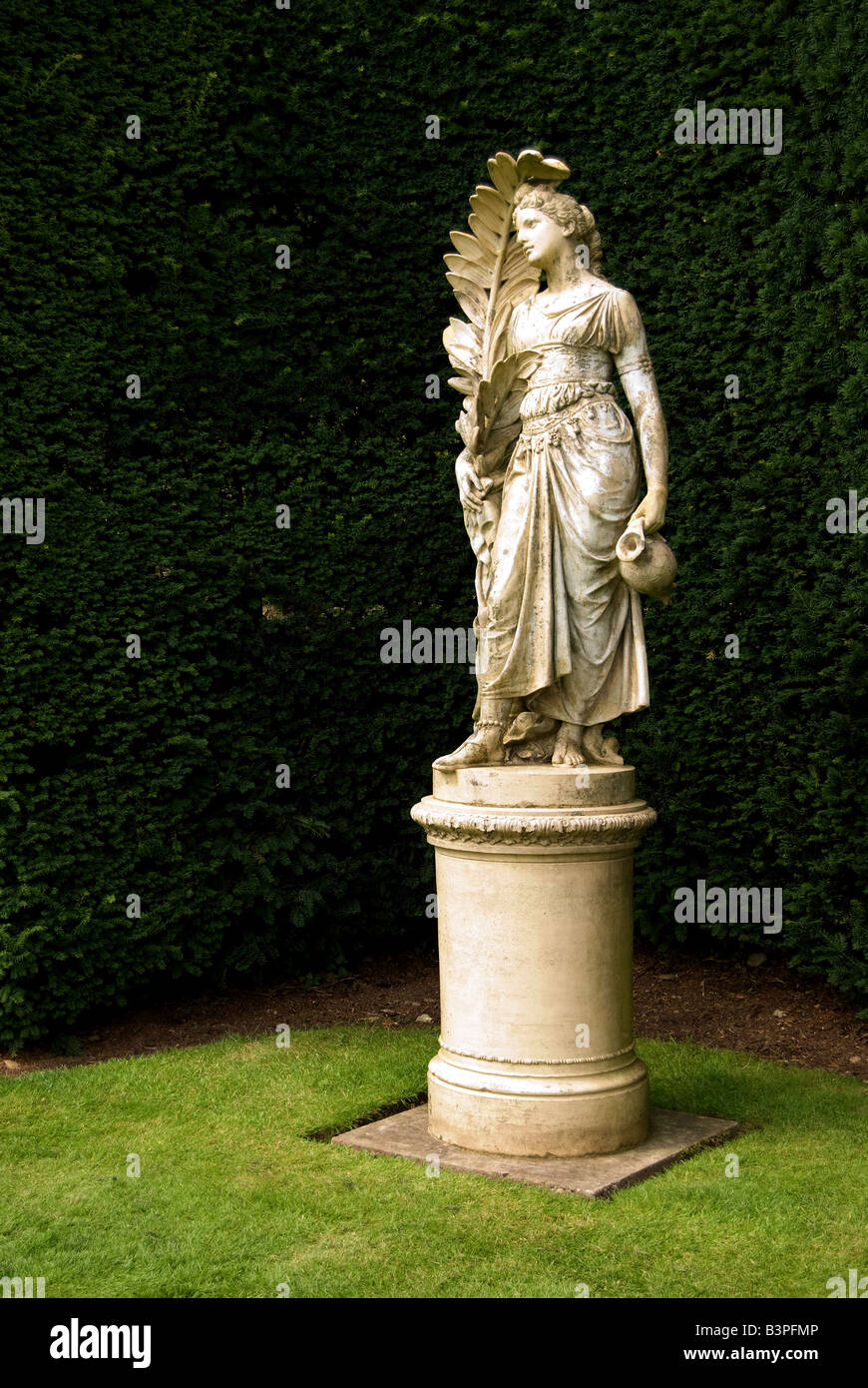 Ornamental statue hi-res stock photography and images - Alamy