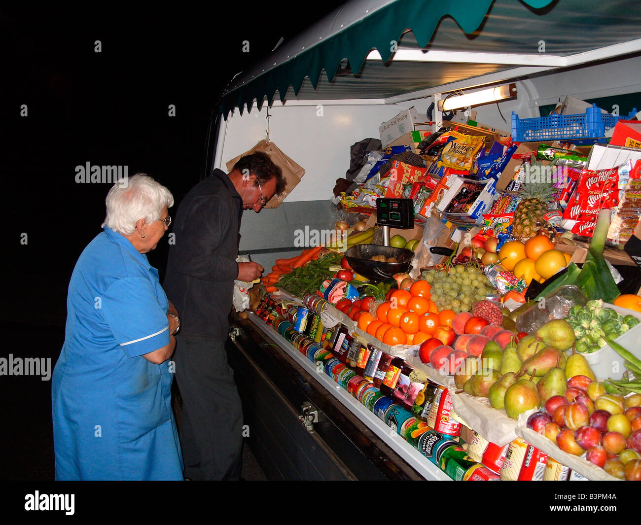 Lady customer at mobile fruit and vegetable stall Stock Photo - Alamy