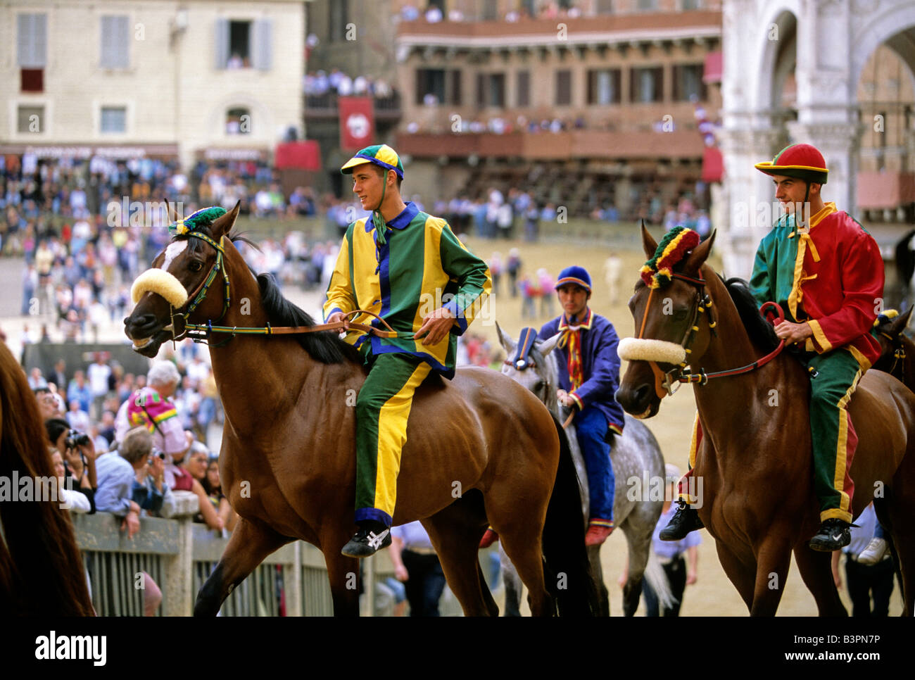 Historic Palio horse race, jockeys going to the starting line, Piazza ...
