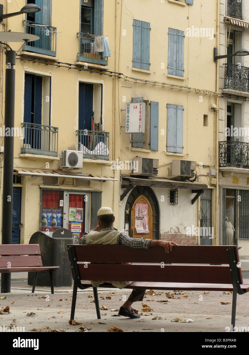 Old single man hi-res stock photography and images - Alamy