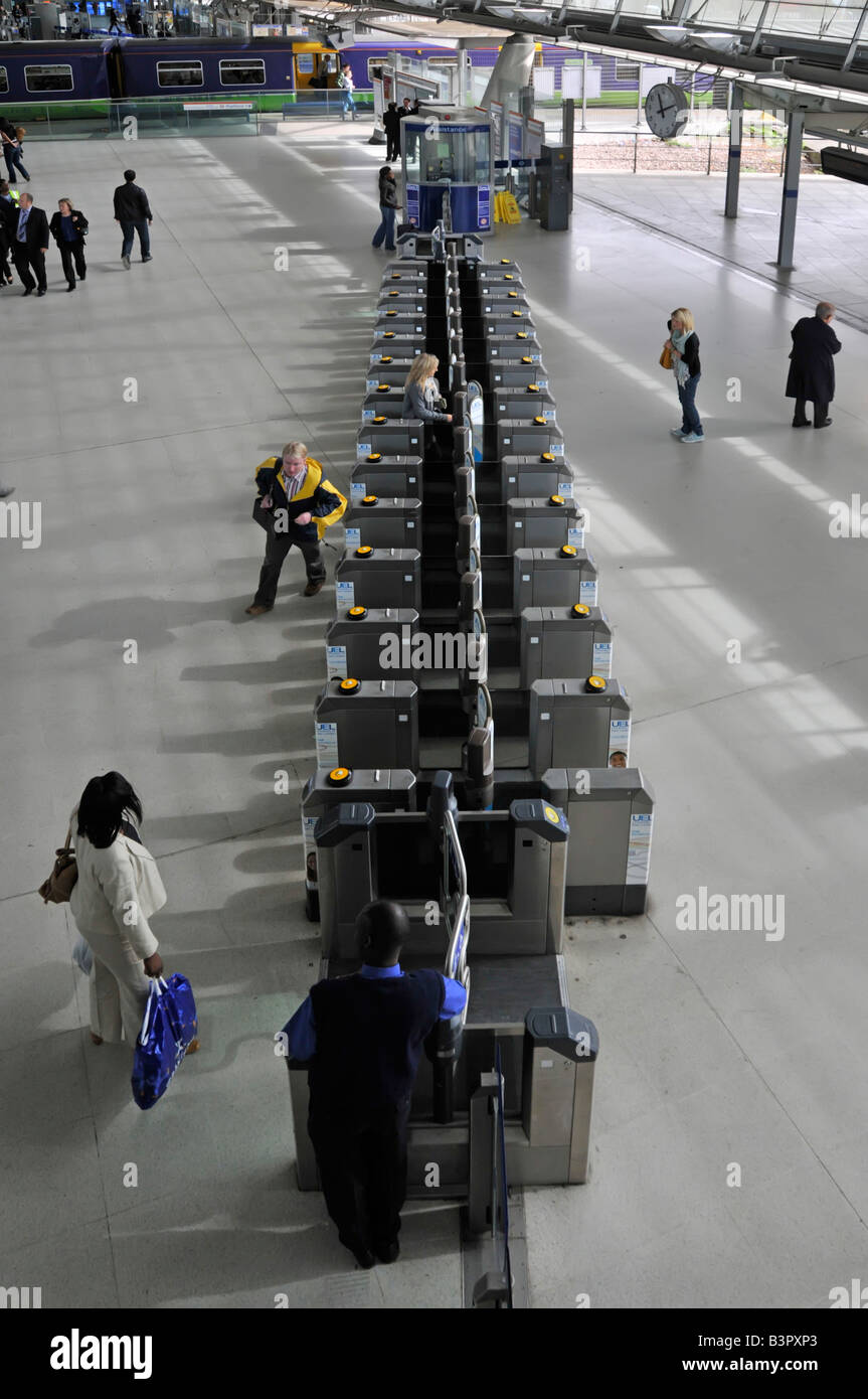 Automatic ticket barriers hi-res stock photography and images - Alamy