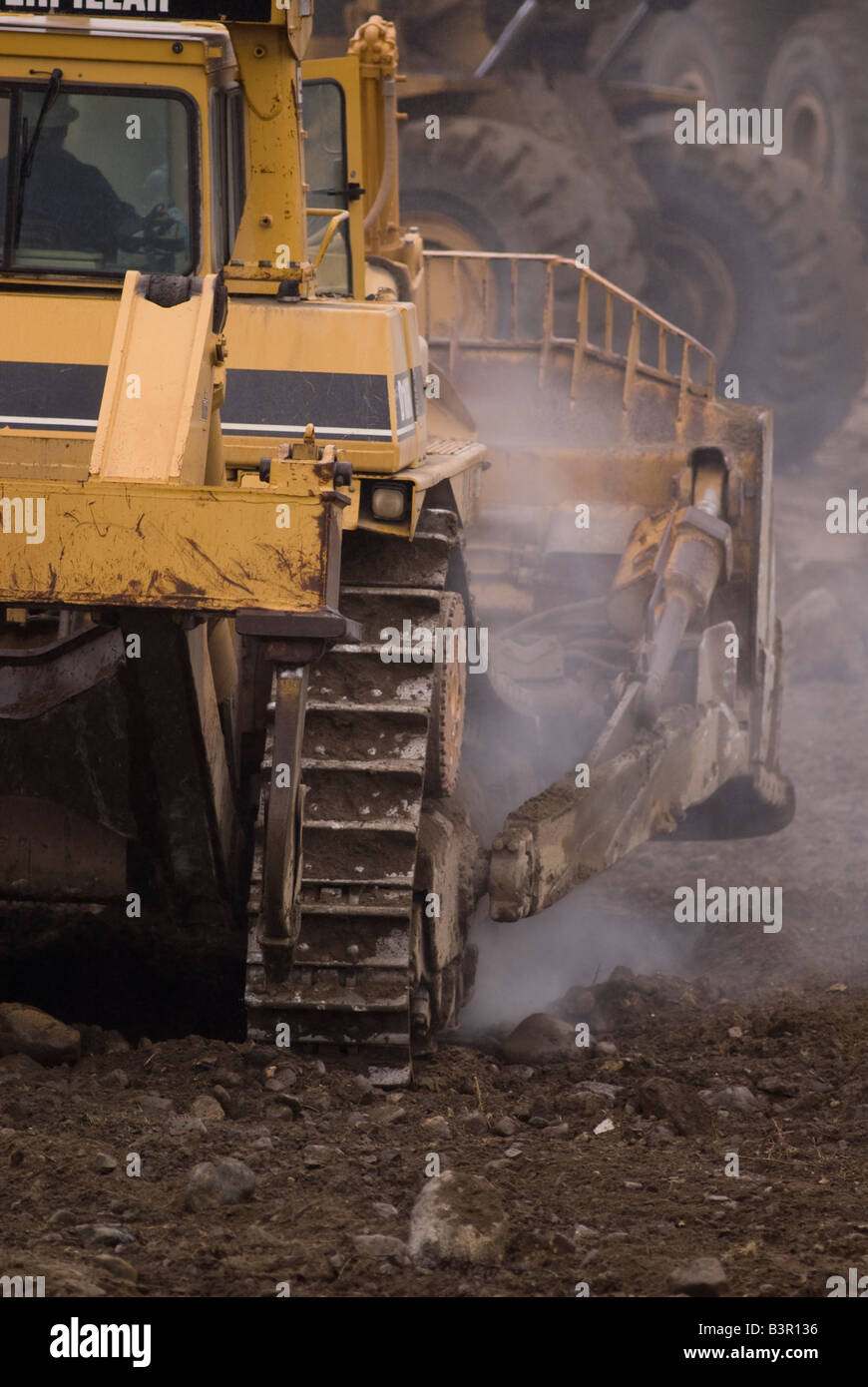 Dozer construction caterpillar tracks hi-res stock photography and ...