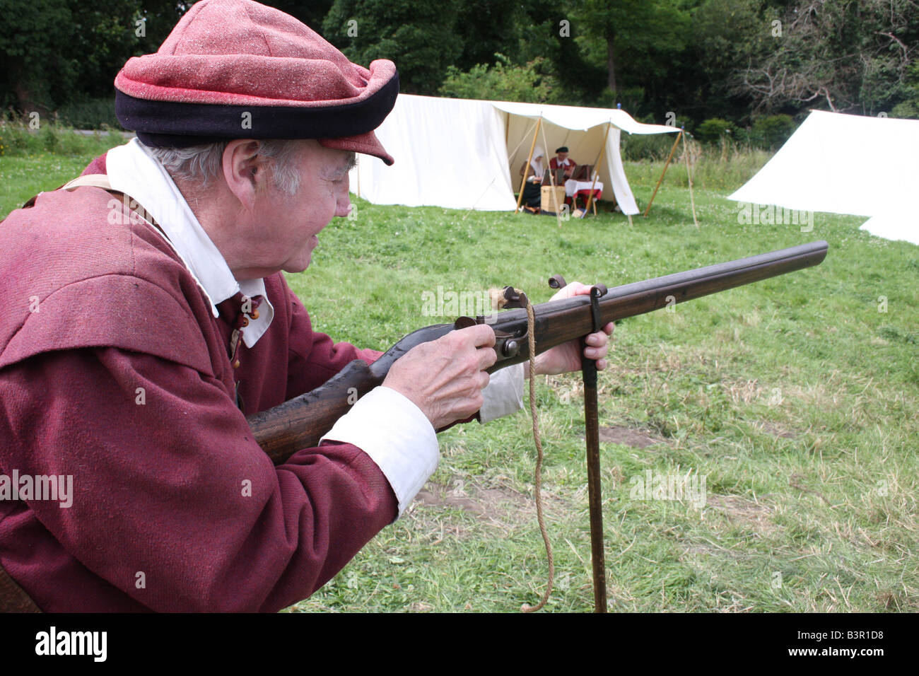 English civil war musketeer hi-res stock photography and images - Alamy